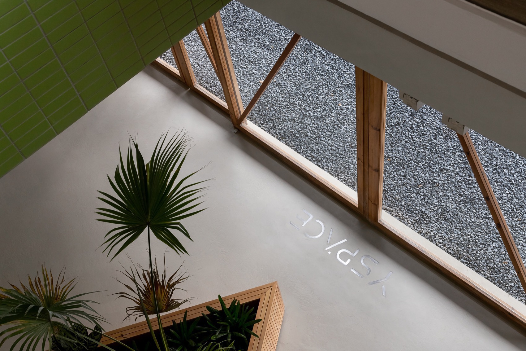 Under the Eaves by Displacement Architecture Design - 谷德设计网