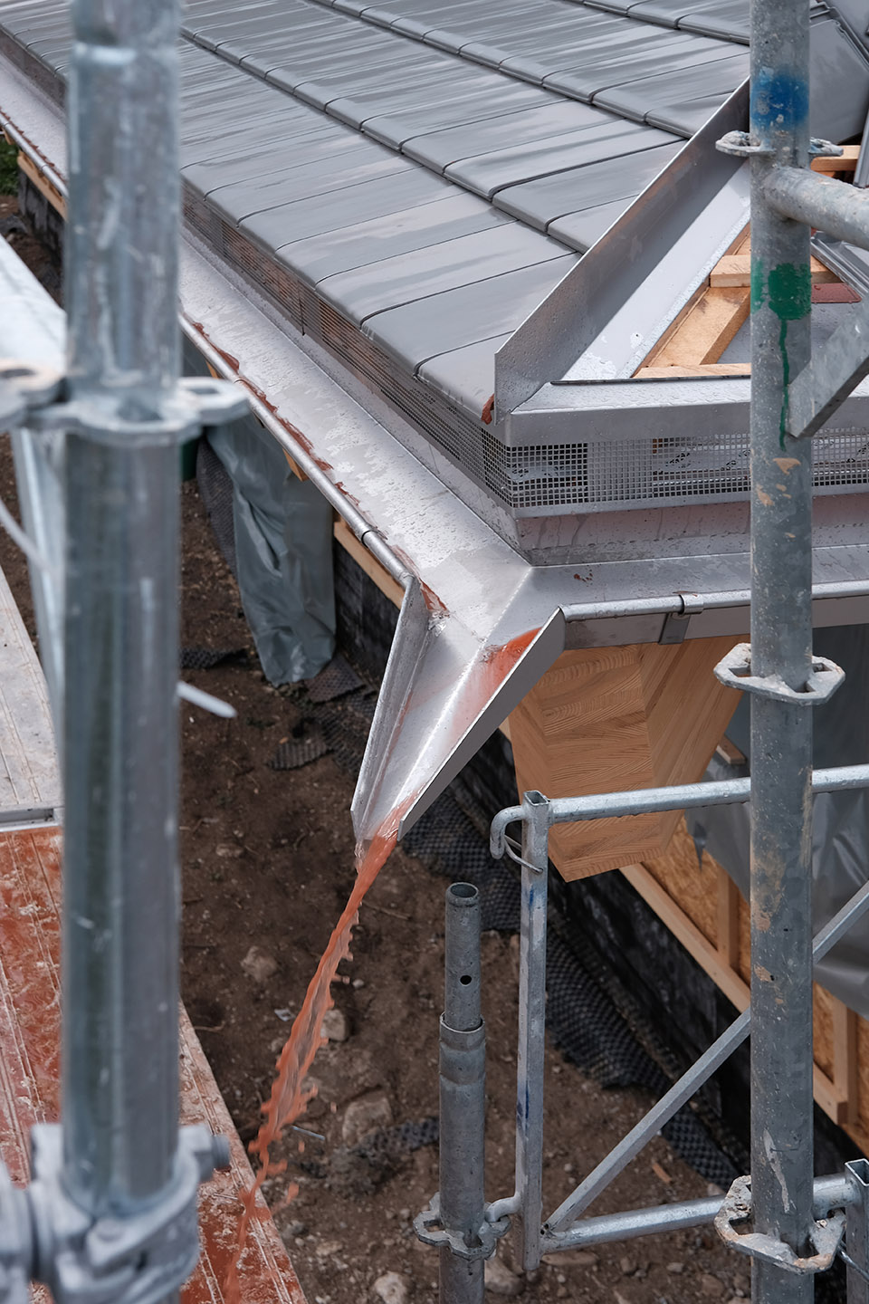 House with a pyramid roof by Charly Jolliet Architecte - 谷德设计网