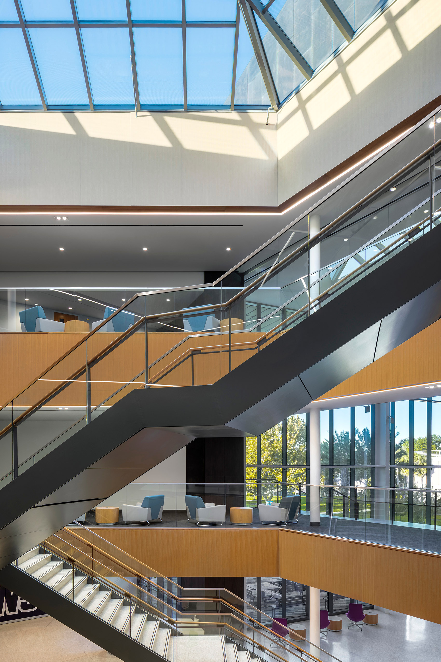 The L. Gale Lemerand Student Center by ikon.5 architects - 谷德设计网