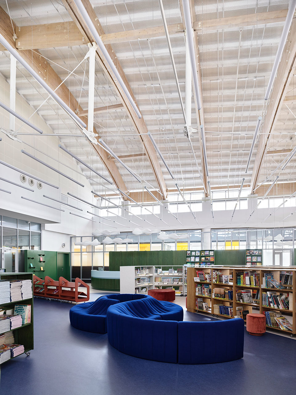 SKOLKOVO International Gymnasium Library by FORM Bureau - 谷德设计网