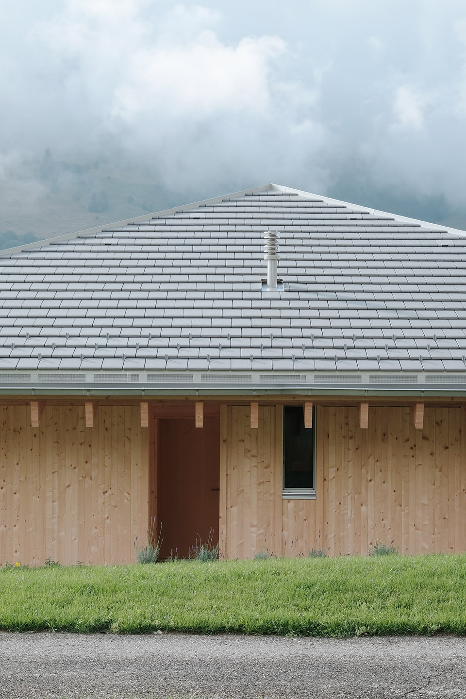 House with a pyramid roof by Charly Jolliet Architecte - 谷德设计网