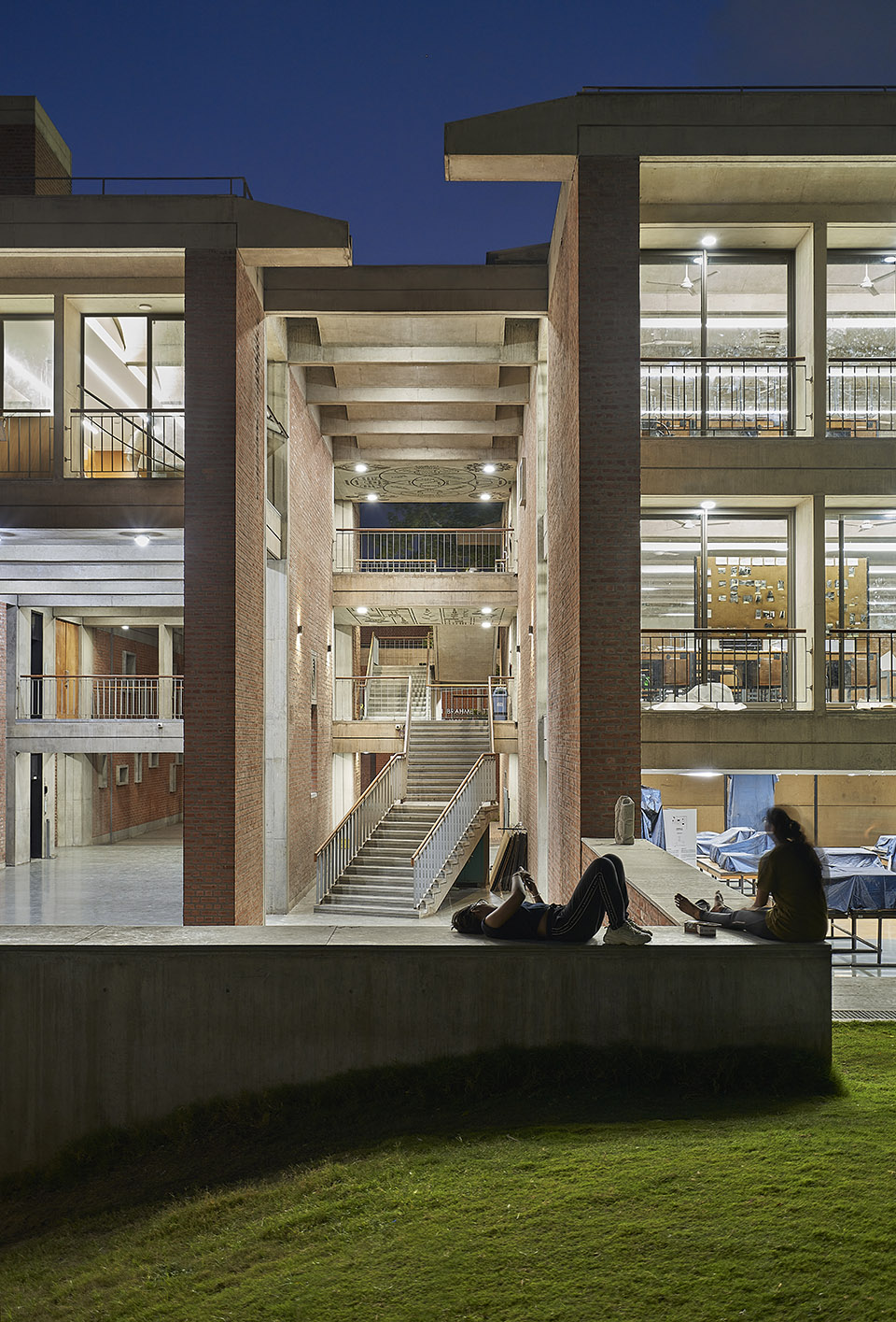 CEPT University – Foundation Hall, Lecture Hall and Kund by CCBA ...