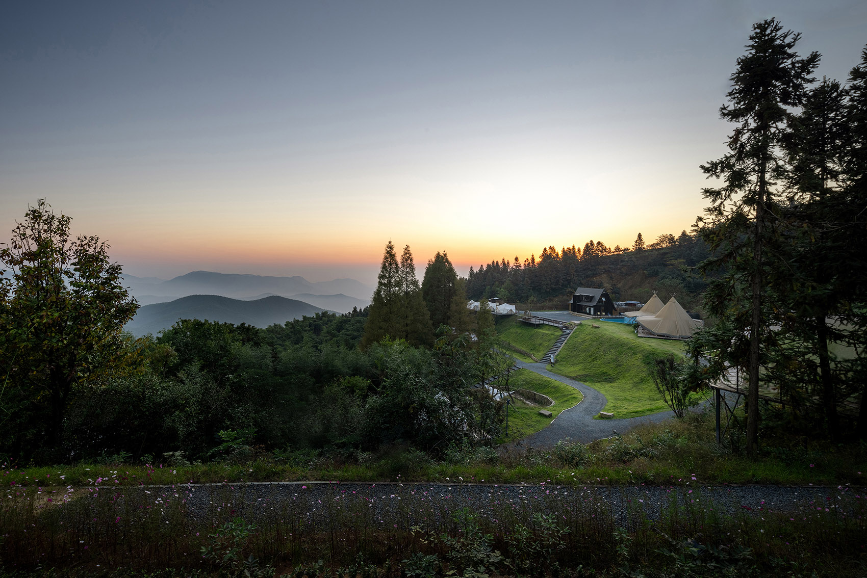 Refuge Moganshan, China by Studio Ininches - 谷德设计网