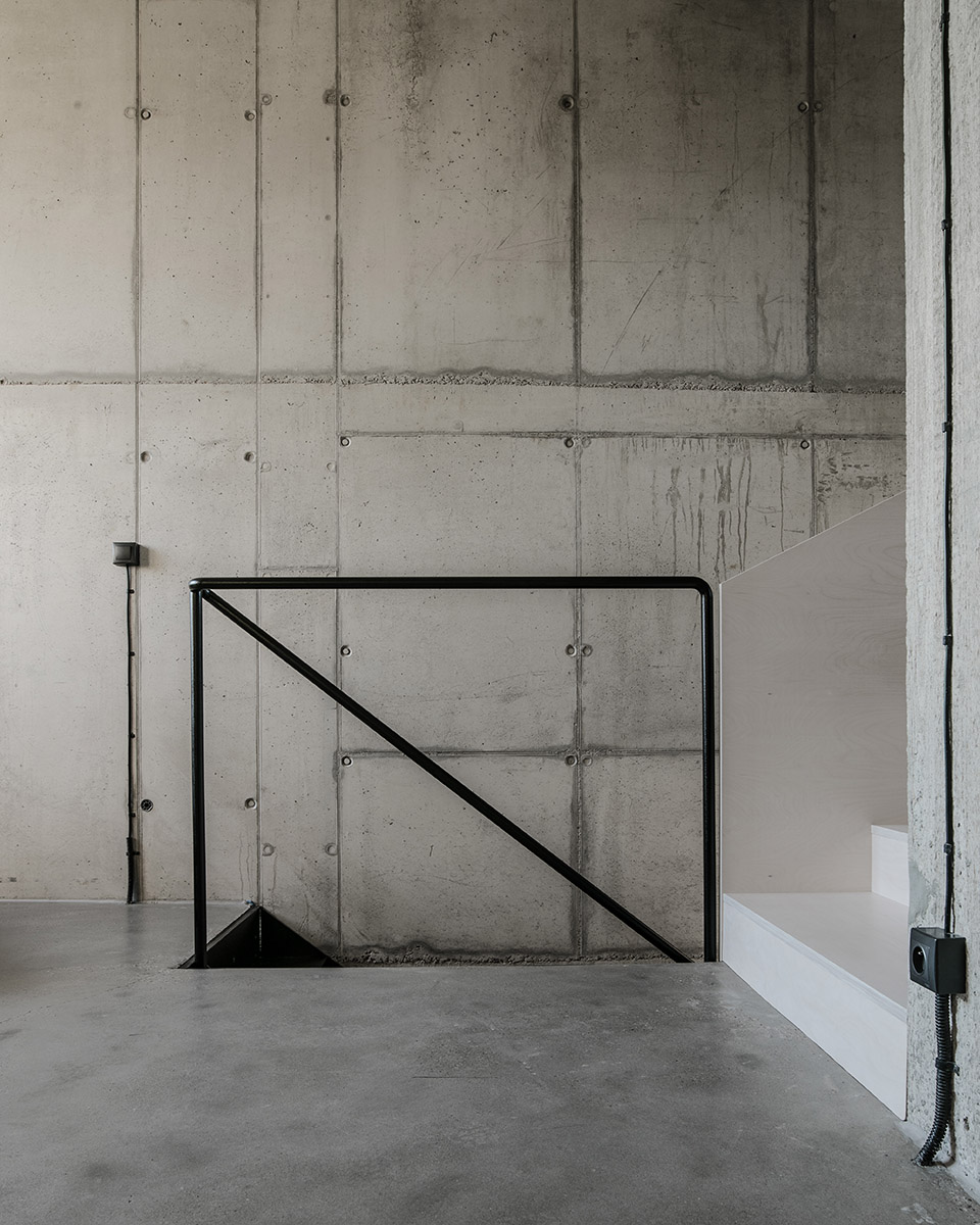 Mlynica loft apartment by Juraj Hubinský & Kuklica Smerek Architekti ...