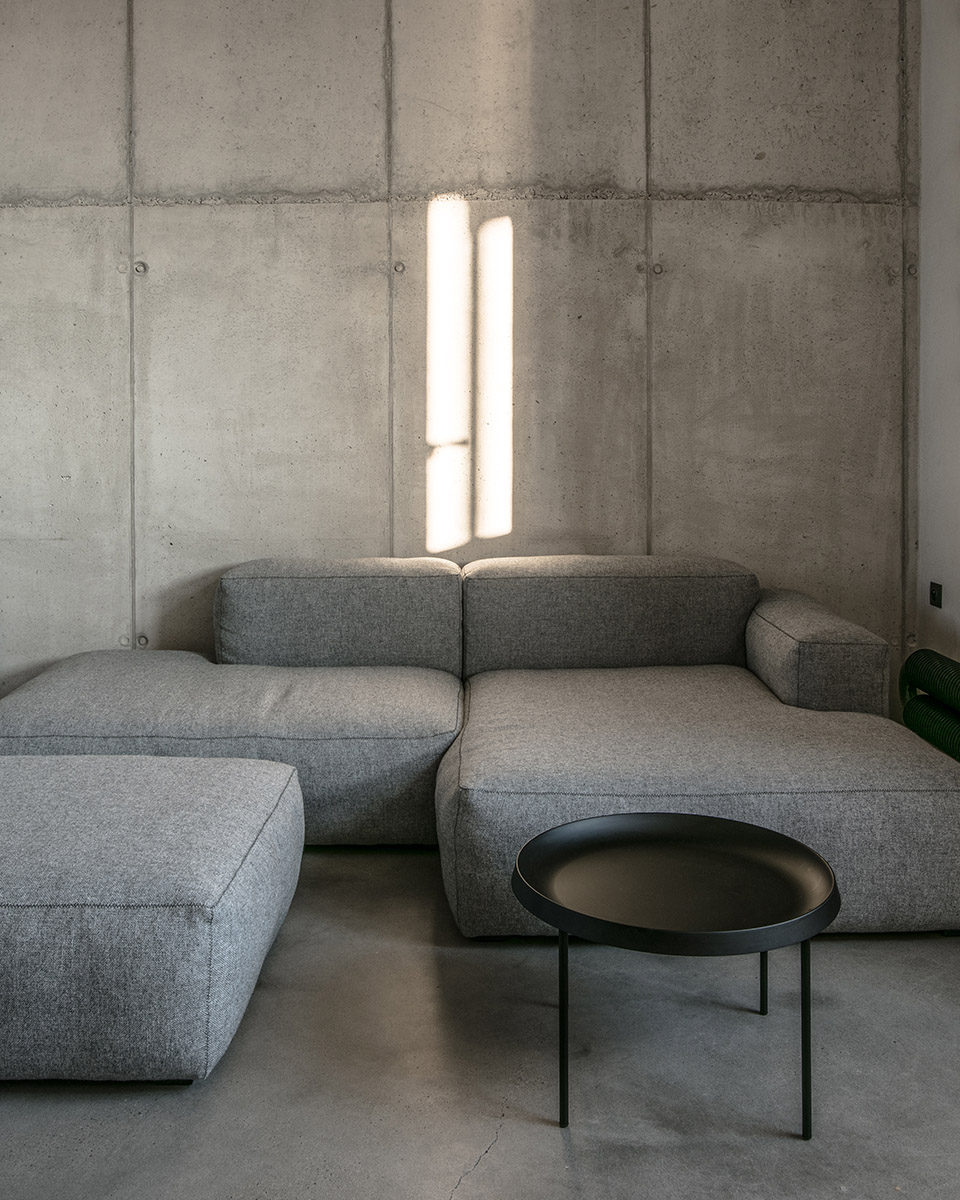 Mlynica loft apartment by Juraj Hubinský & Kuklica Smerek Architekti ...