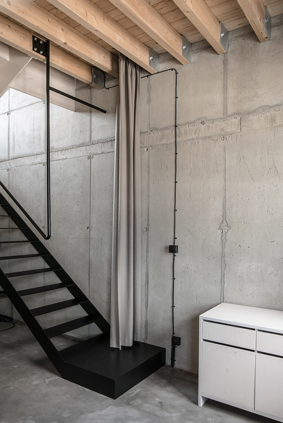 Mlynica loft apartment by Juraj Hubinský & Kuklica Smerek Architekti ...