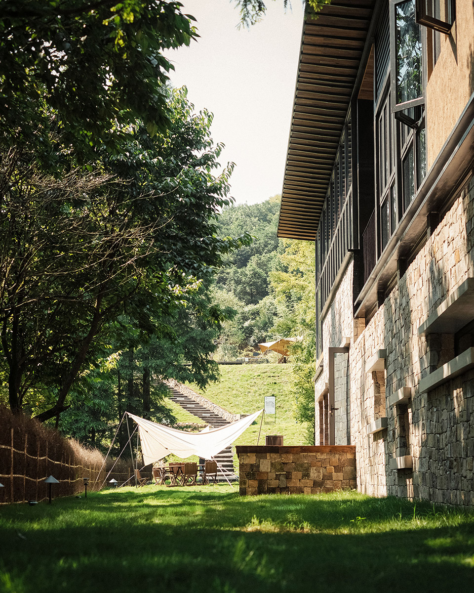 Refuge Moganshan, China by Studio Ininches - 谷德设计网