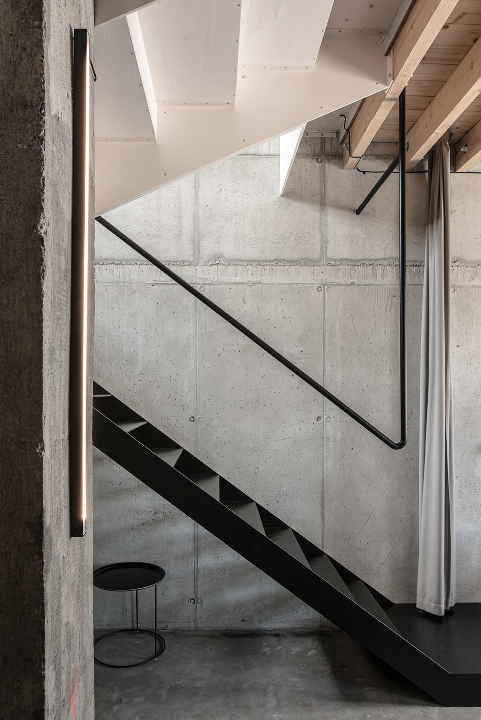 Mlynica loft apartment by Juraj Hubinský & Kuklica Smerek Architekti ...