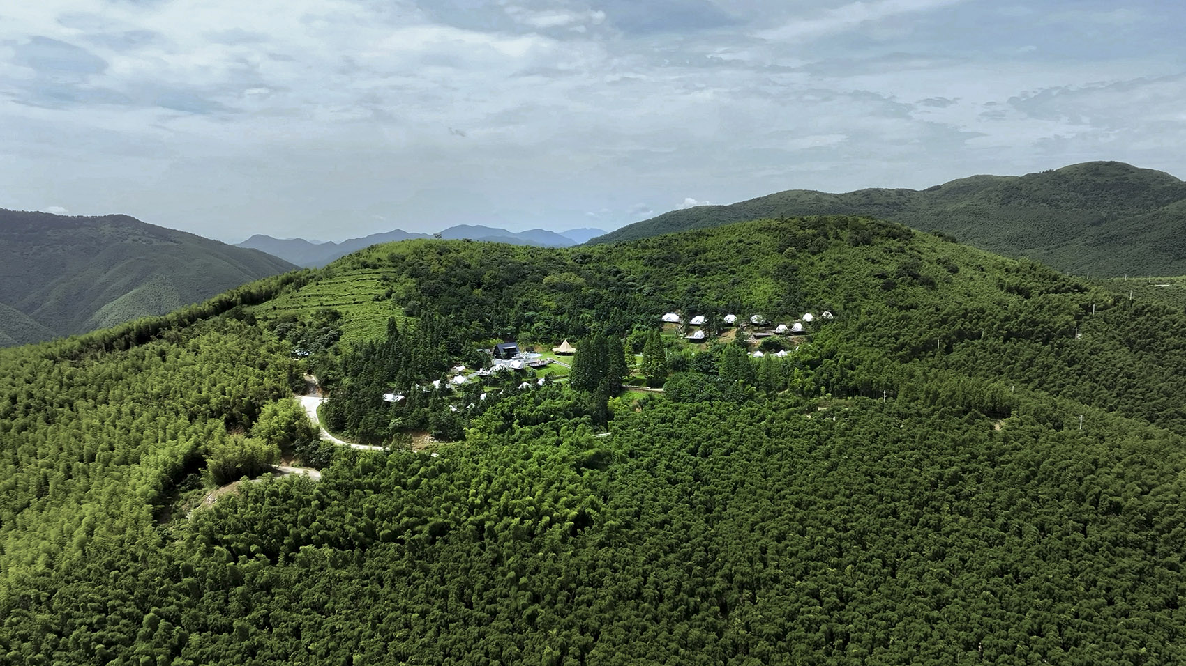 Refuge Moganshan, China by Studio Ininches - 谷德设计网