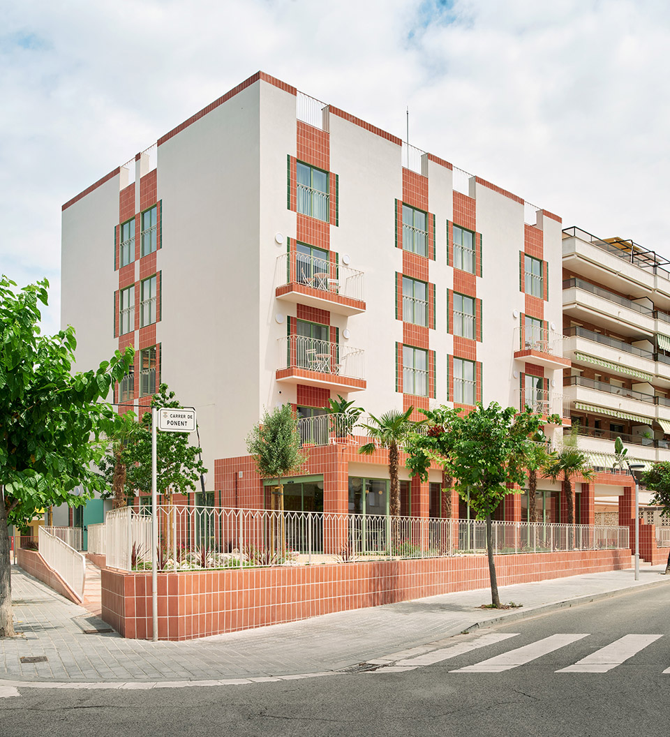 Transformation of an abandoned building into 27 apartments by NUA ...