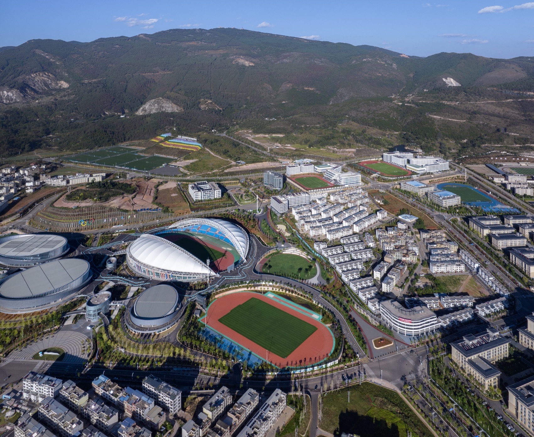 Yuxi Hongyu High School, Yunnan by Think Logic Design Group - 谷德设计网