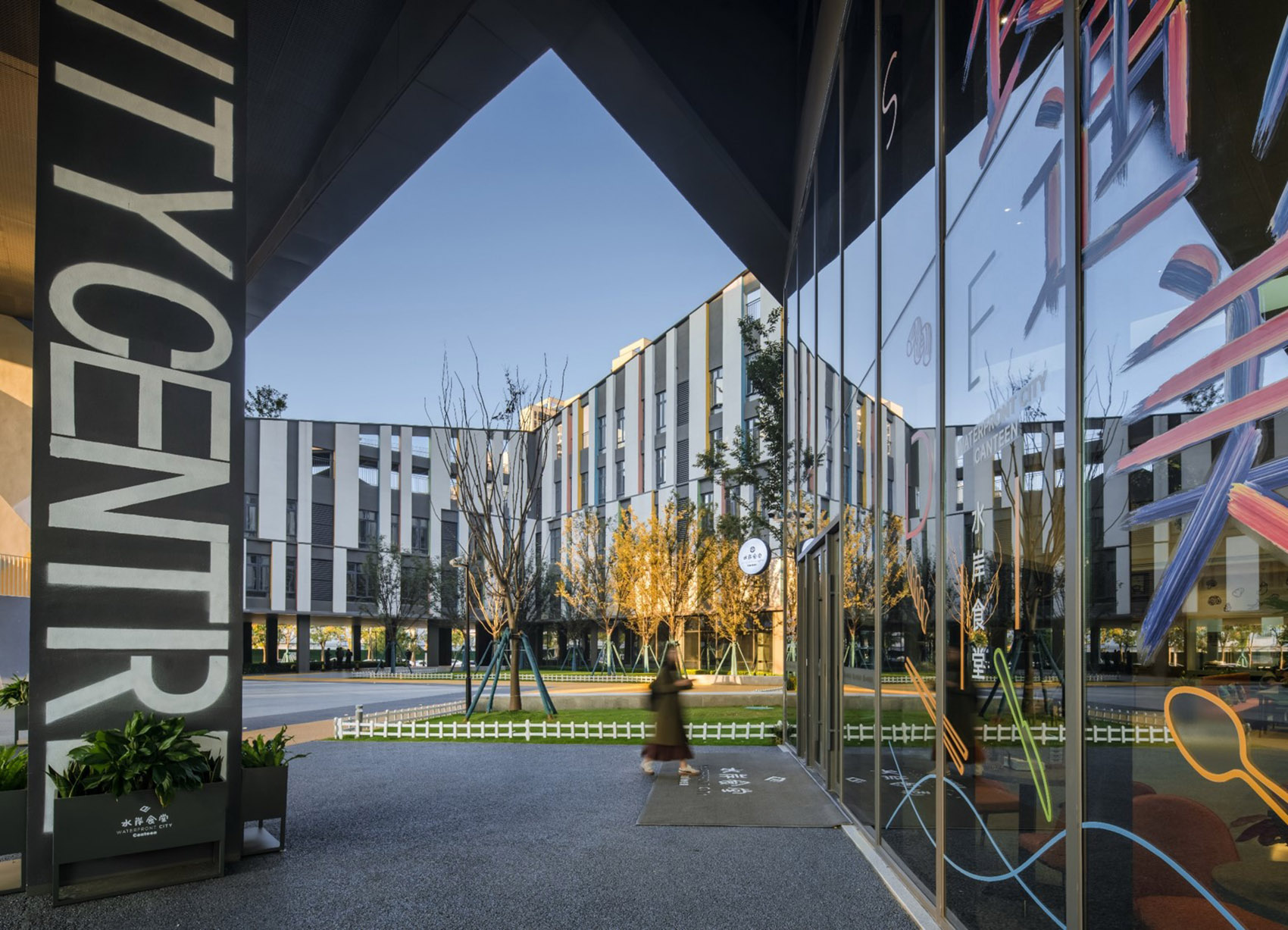 OCT Vanke Century Waterfront Community Service Center by SHUISHI - 谷德设计网