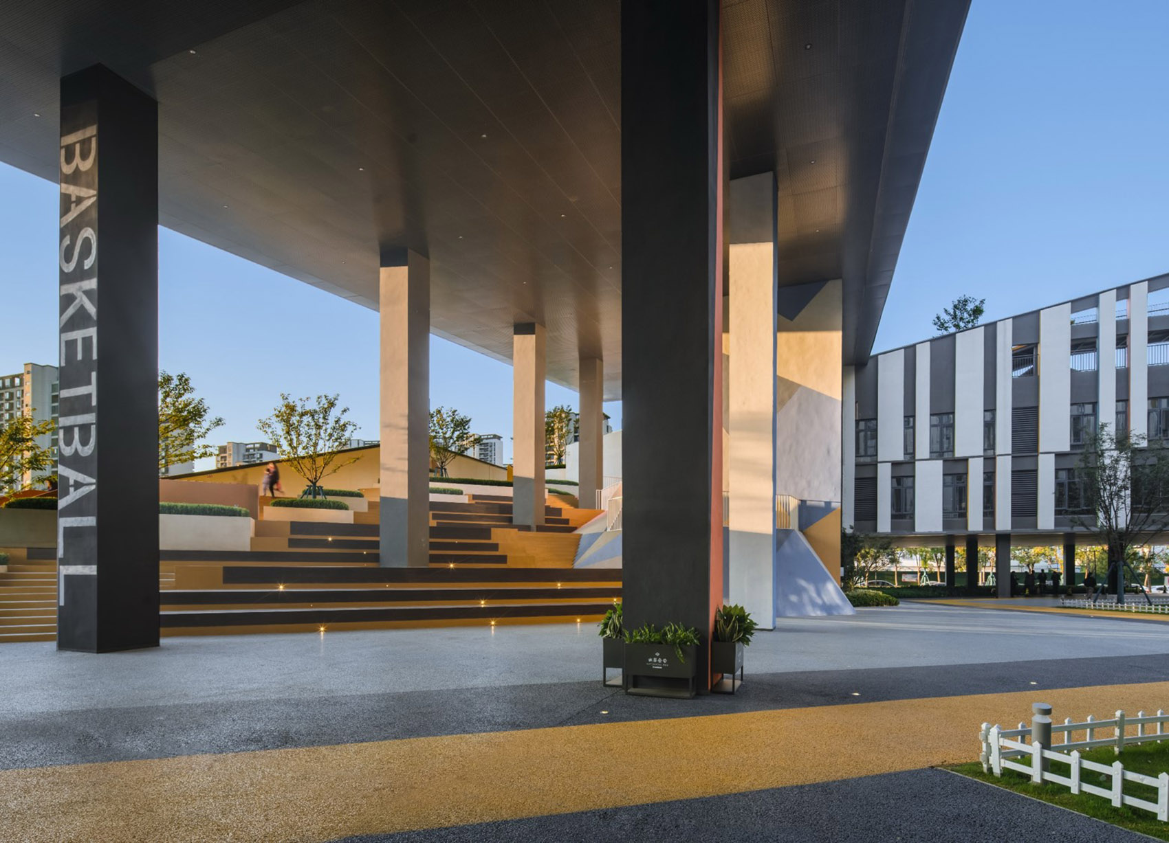 OCT Vanke Century Waterfront Community Service Center by SHUISHI - 谷德设计网