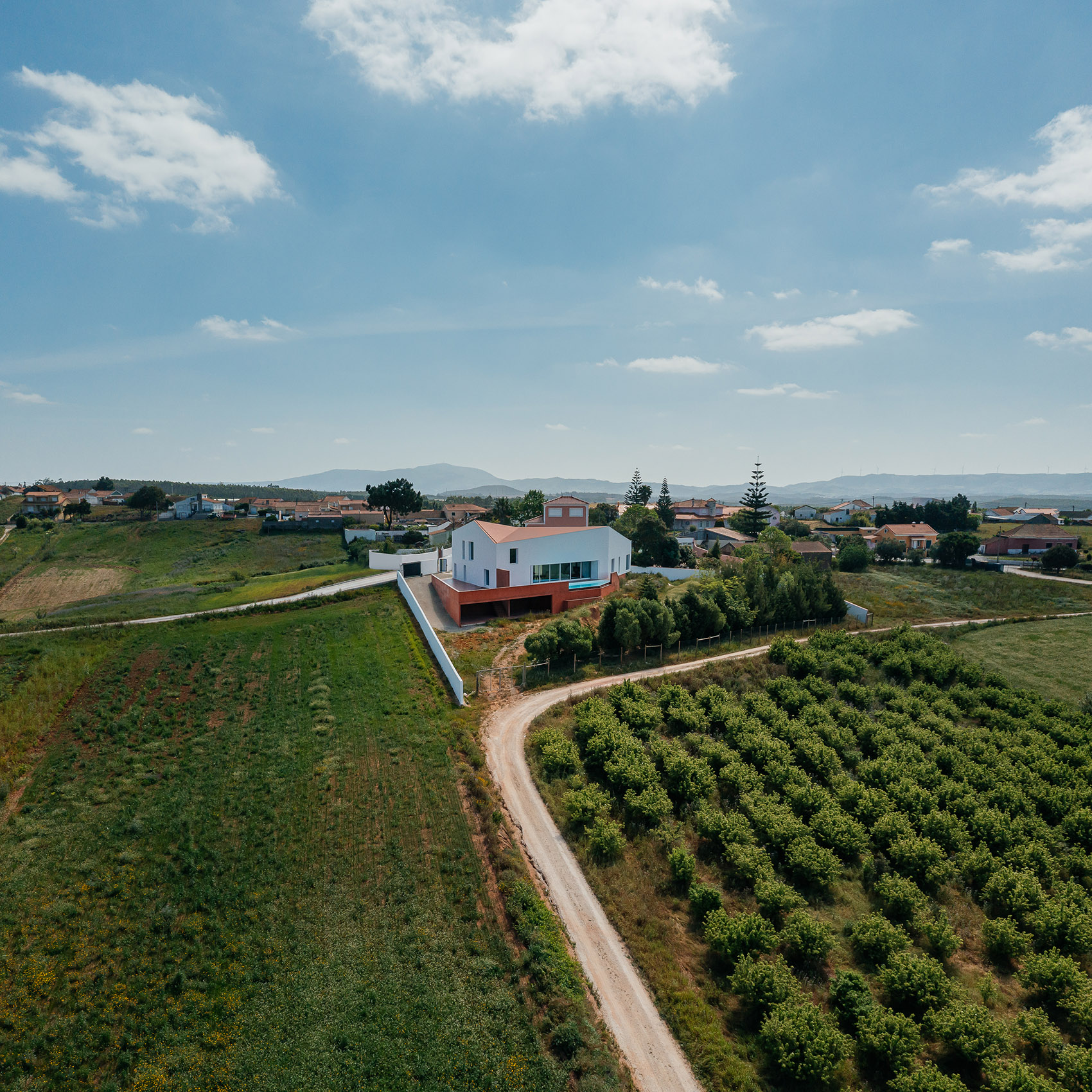 Valley House by Volume Architecture Lisbon Studio - 谷德设计网