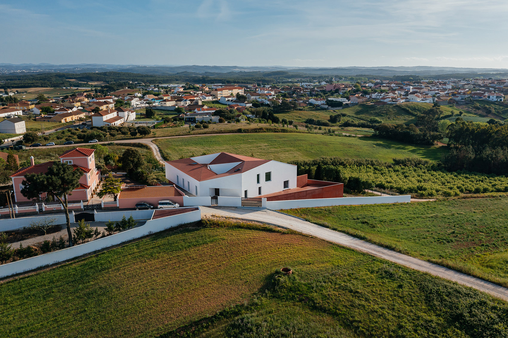Valley House by Volume Architecture Lisbon Studio - 谷德设计网