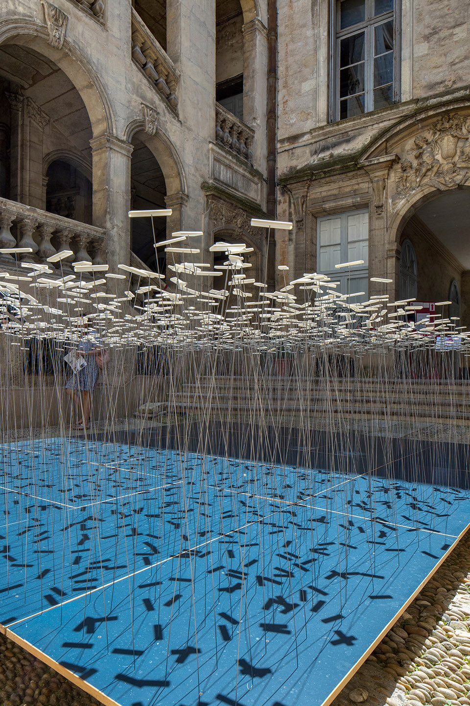 Art Installation from Recycled COVID-19 Tests by Subset - 谷德设计网 Art Installation from Recycled COVID-19 Tests by Subset - 谷德设计网