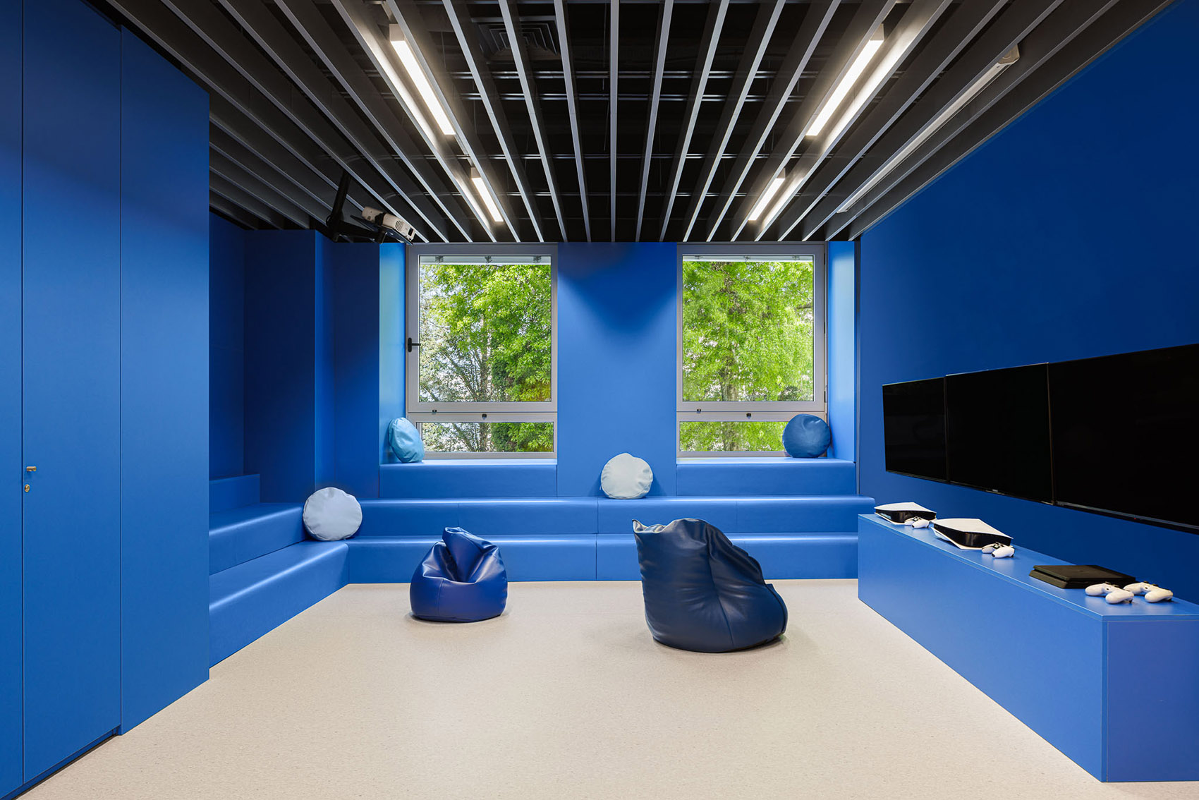 A colorful setting for the new Pediatric Ward of Hospital São João by ...