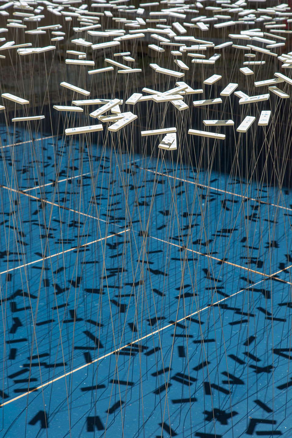 Art Installation from Recycled COVID-19 Tests by Subset - 谷德设计网 Art Installation from Recycled COVID-19 Tests by Subset - 谷德设计网