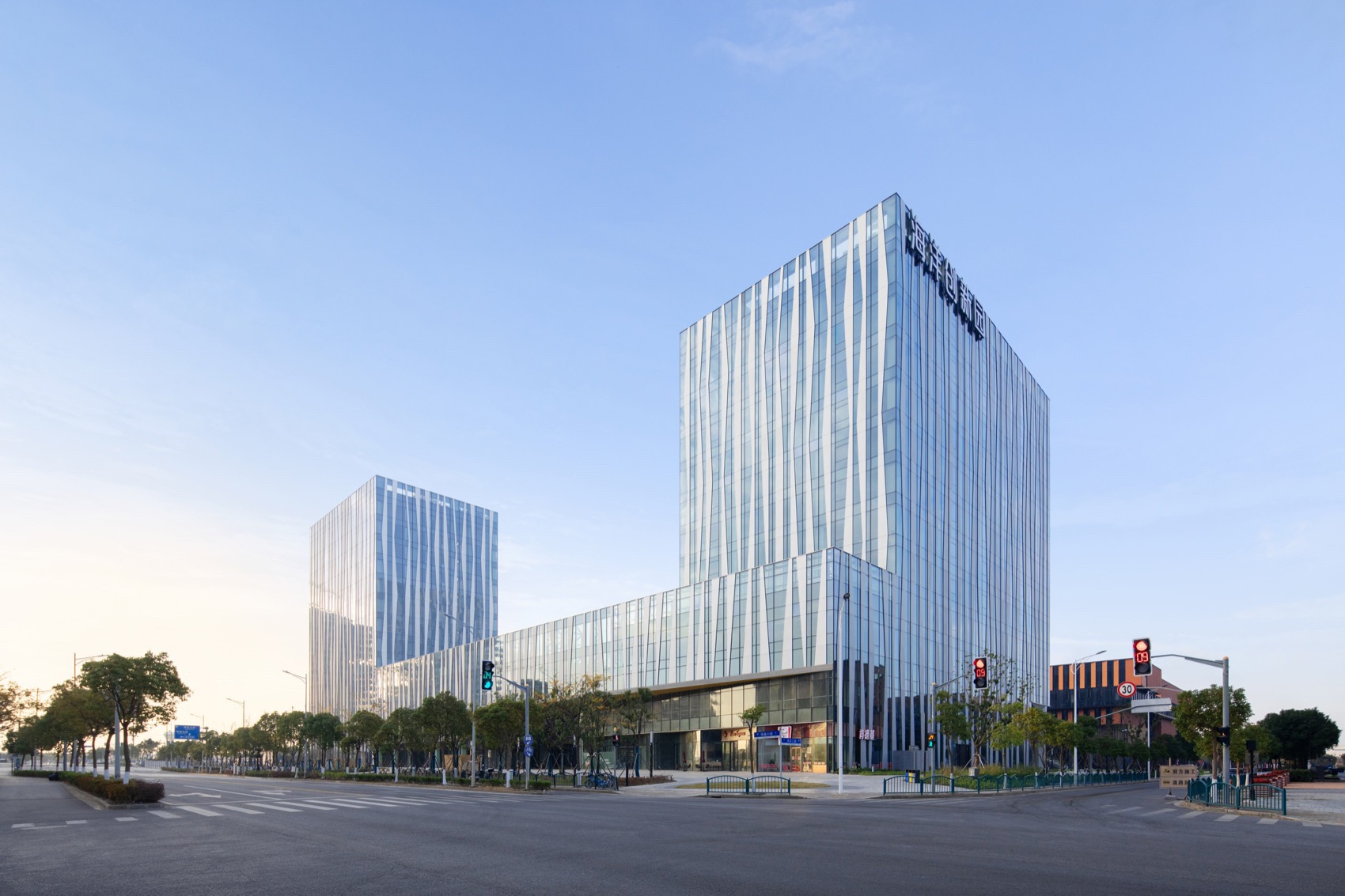 Shanghai Lingang High Live Fun Innovation Complex Phase III by FTA group GmBH - 谷德设计网
