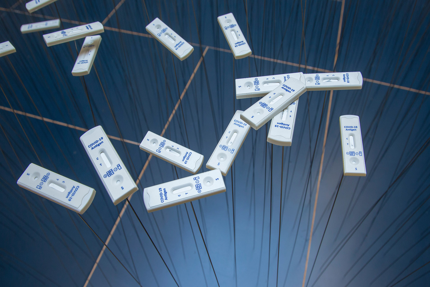 Art Installation from Recycled COVID-19 Tests by Subset - 谷德设计网 Art Installation from Recycled COVID-19 Tests by Subset - 谷德设计网