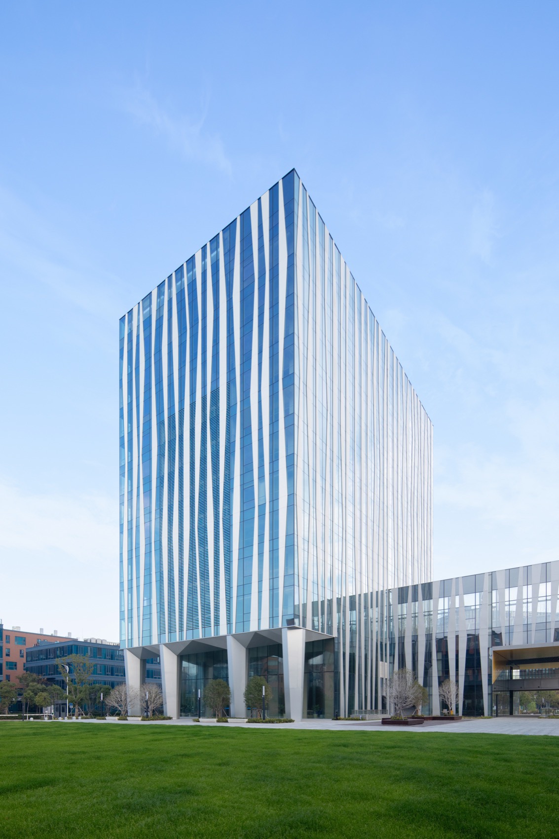 Shanghai Lingang High Live Fun Innovation Complex Phase III by FTA group GmBH - 谷德设计网