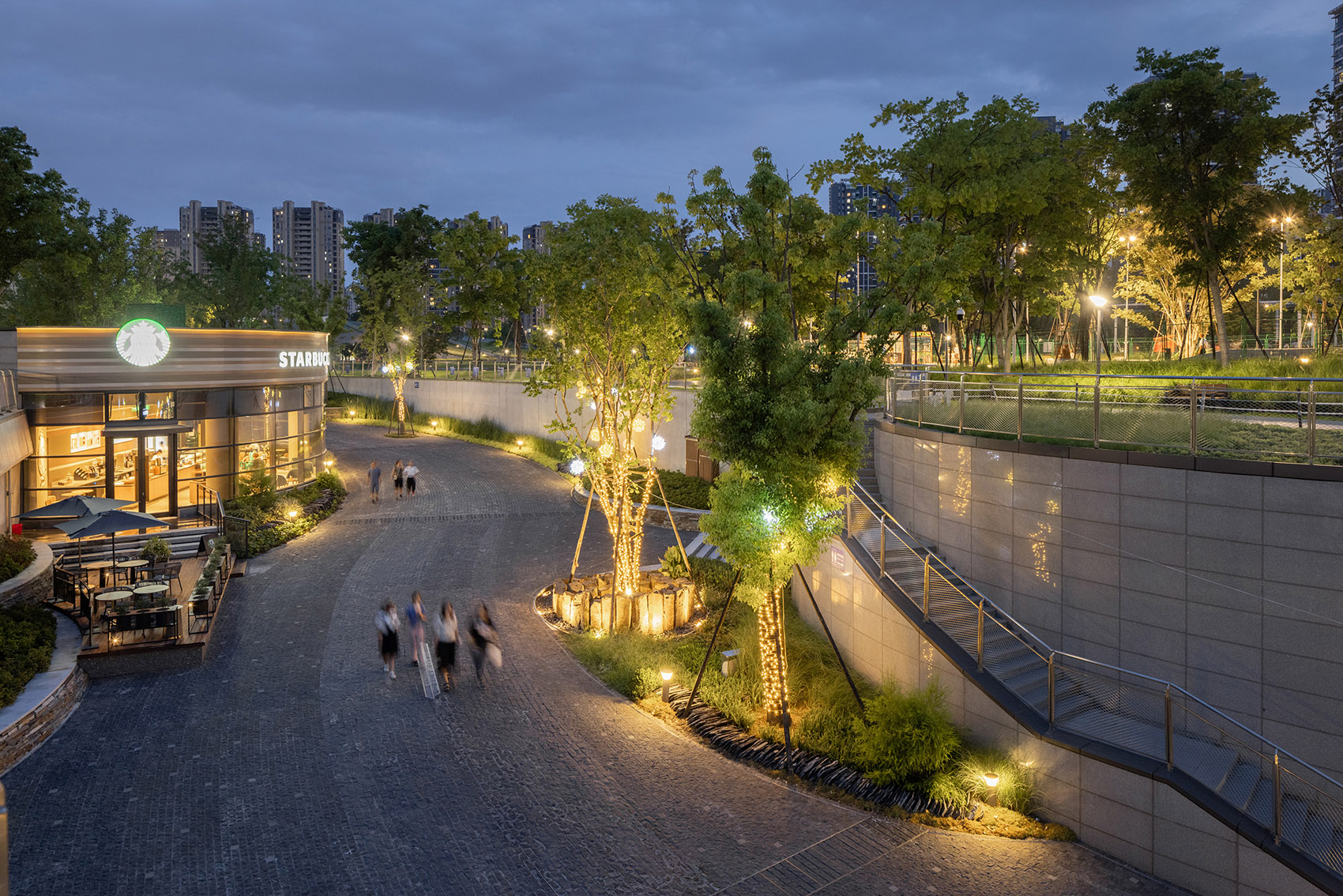 Valley Village shopping mall by Archi-Tectonics - 谷德设计网