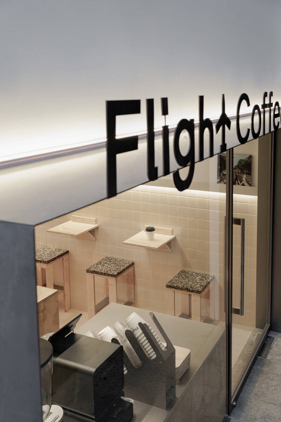 Flight Coffee shop by 753Studio - 谷德设计网