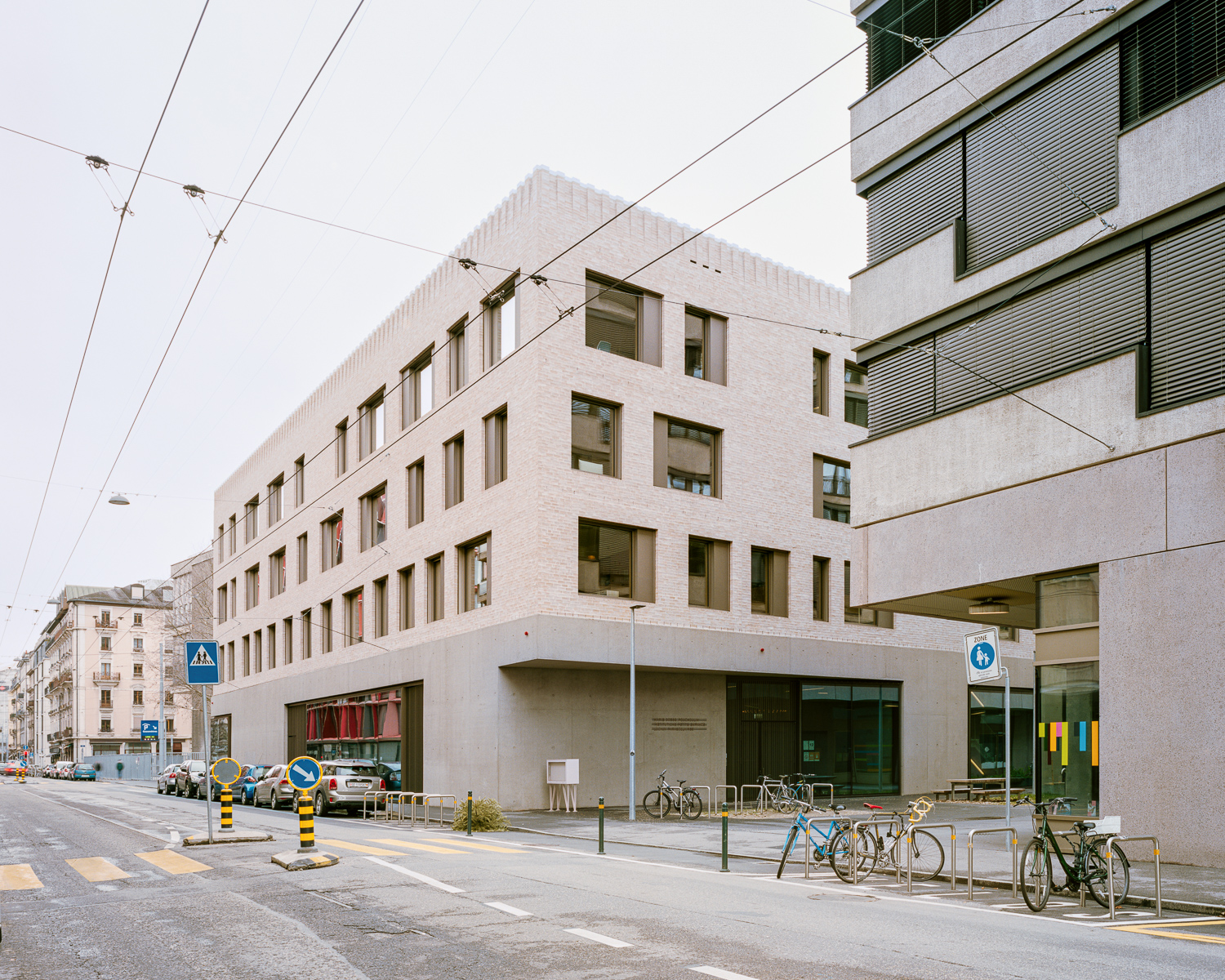 Public Facilities Building at Jonction, Geneva / by Lacroix Chessex - 谷德设计网