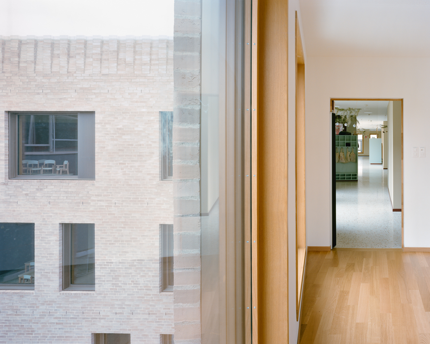 Public Facilities Building at Jonction, Geneva / by Lacroix Chessex - 谷德设计网