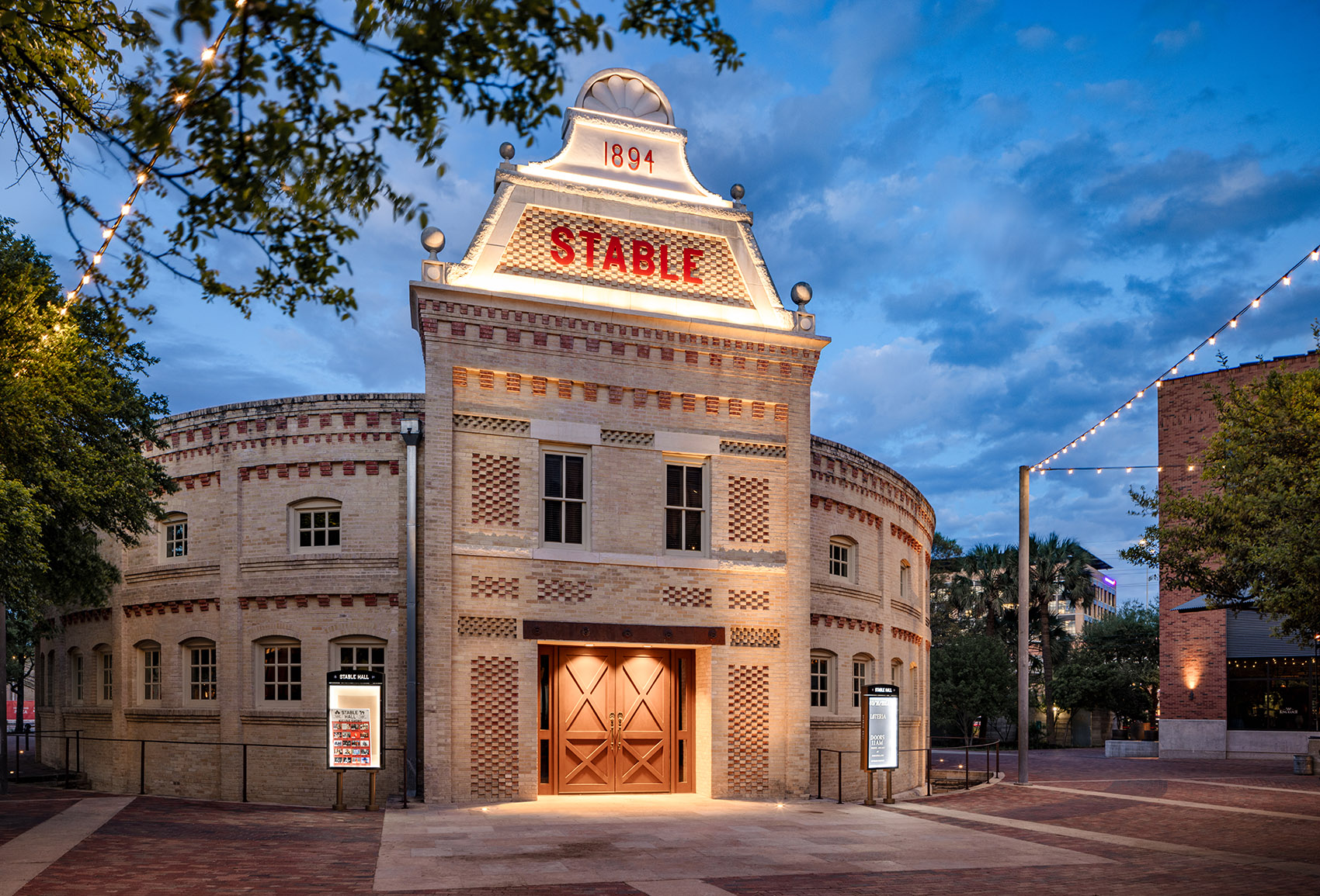 Stable hall by Clayton Korte - 谷德设计网