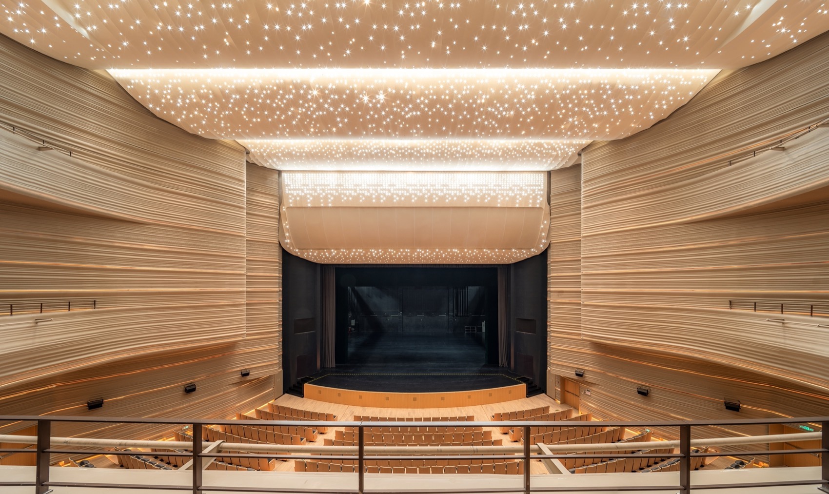 AIA Grand Theatre Interior Design by HPP Architects - 谷德设计网