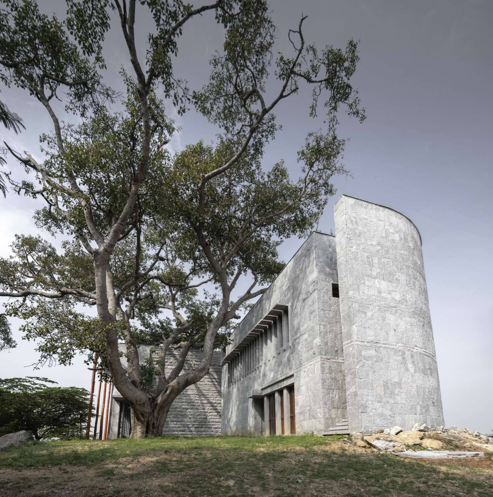 One Tree Hill by Samira Rathod Design Atelier - 谷德设计网