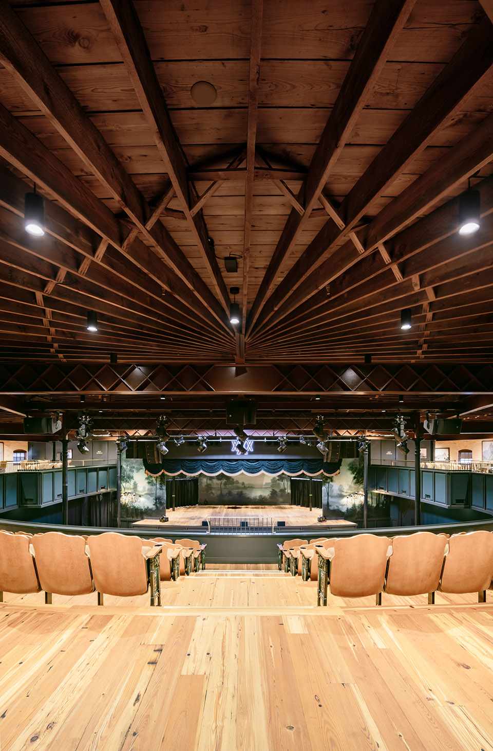 Stable hall by Clayton Korte - 谷德设计网