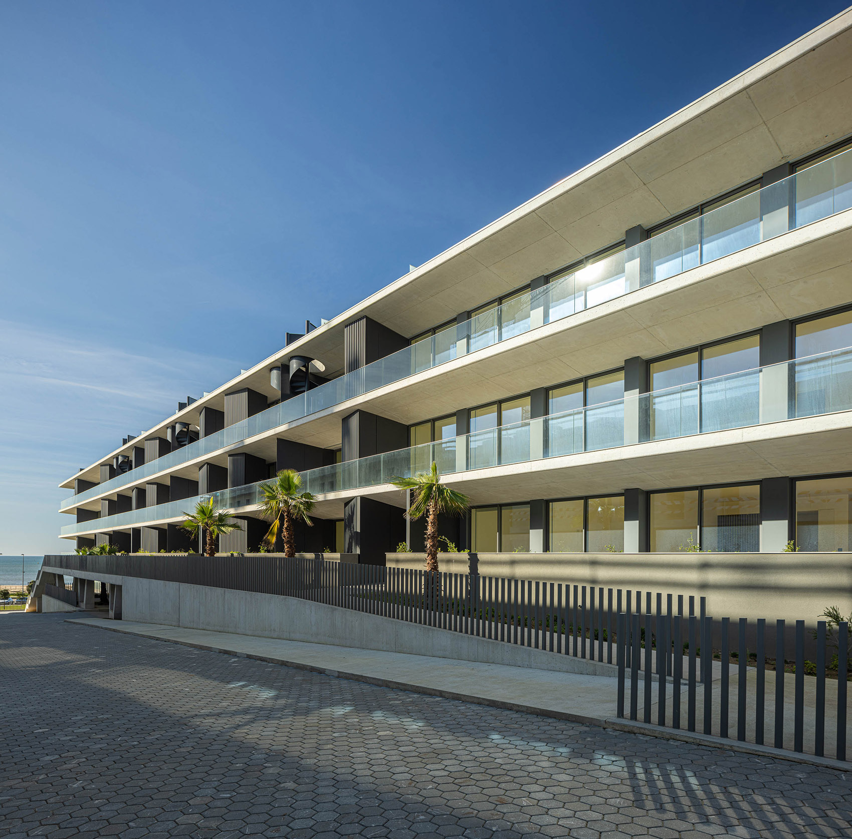 Seashore Building by Atelier d’Arquitectura Lopes da Costa - 谷德设计网