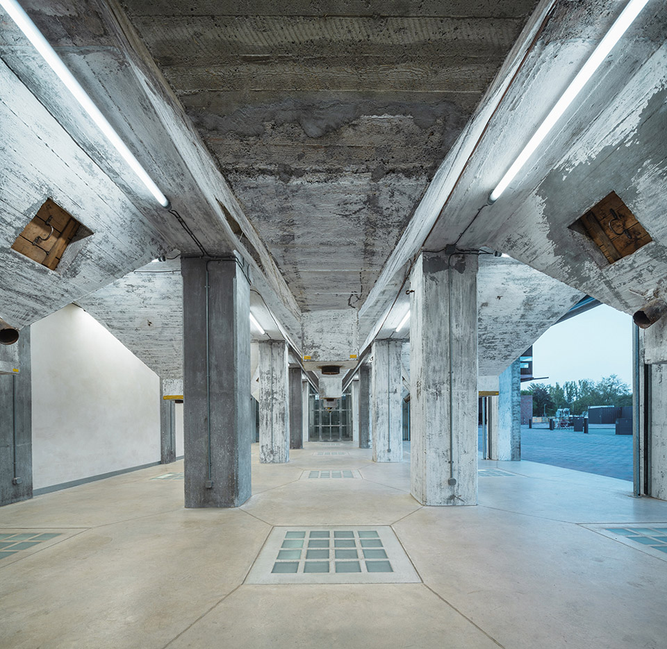 Automatic Mills Grain Silo Conversion by Prokš Přikryl architekti - 谷德设计网