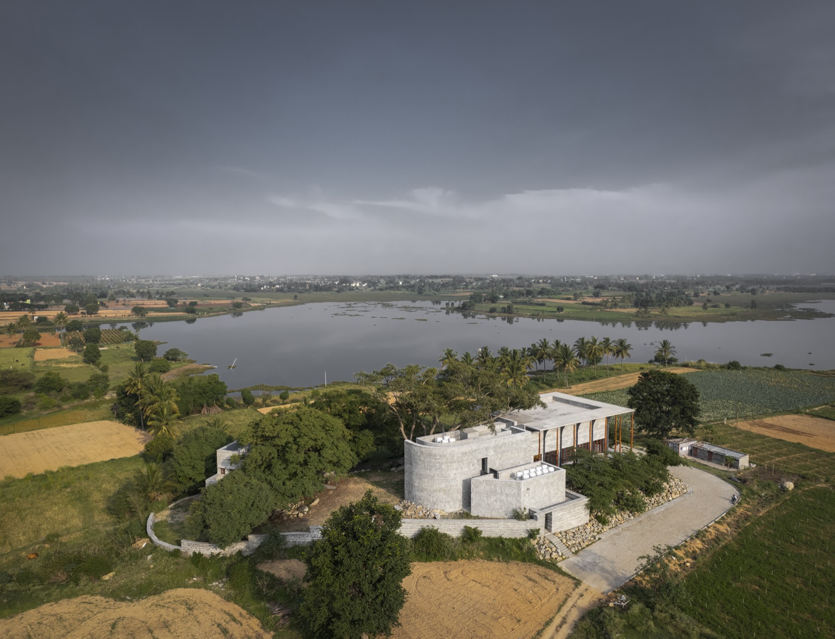 One Tree Hill by Samira Rathod Design Atelier - 谷德设计网