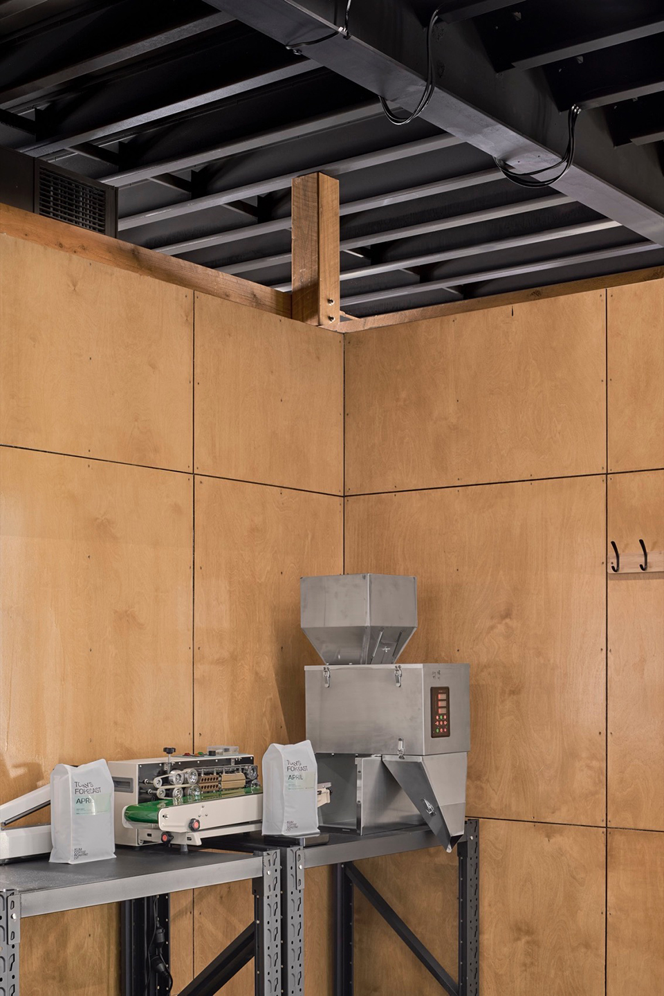 Klim Coffee Roasting Co. Café by SuiL - 谷德设计网