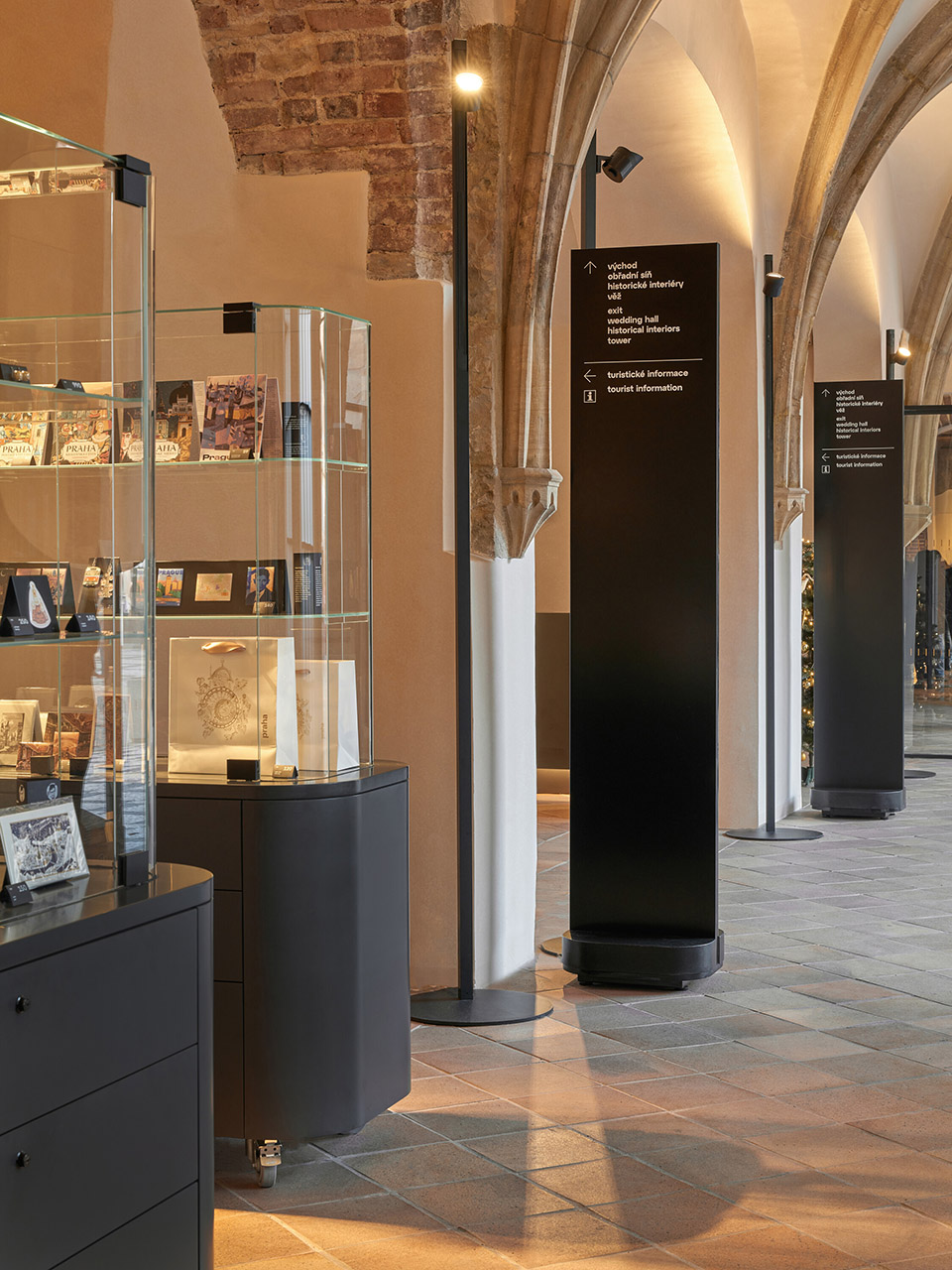 The Old Town Hall’s Ground Floor Interior by Studio Olgoj Chorchoj - 谷德设计网