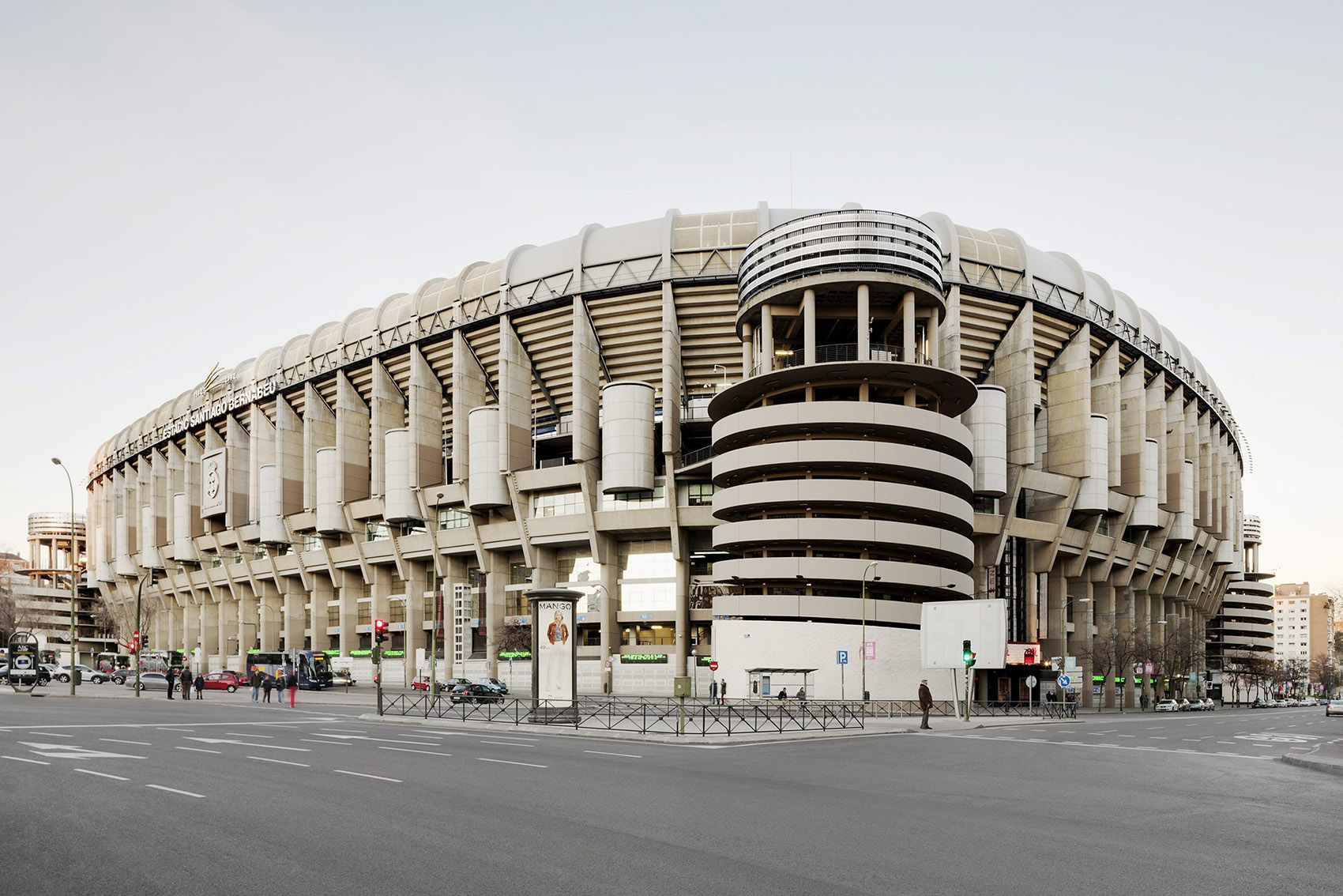 The conversion of the Santiago Bernabéu stadium by gmp - 谷德设计网