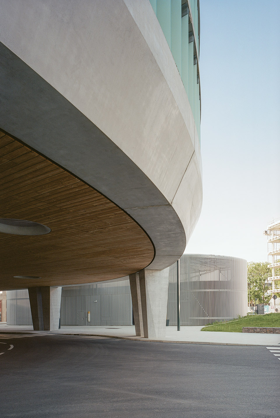 Park and ride and bus station by ateliers O-S architectes - 谷德设计网