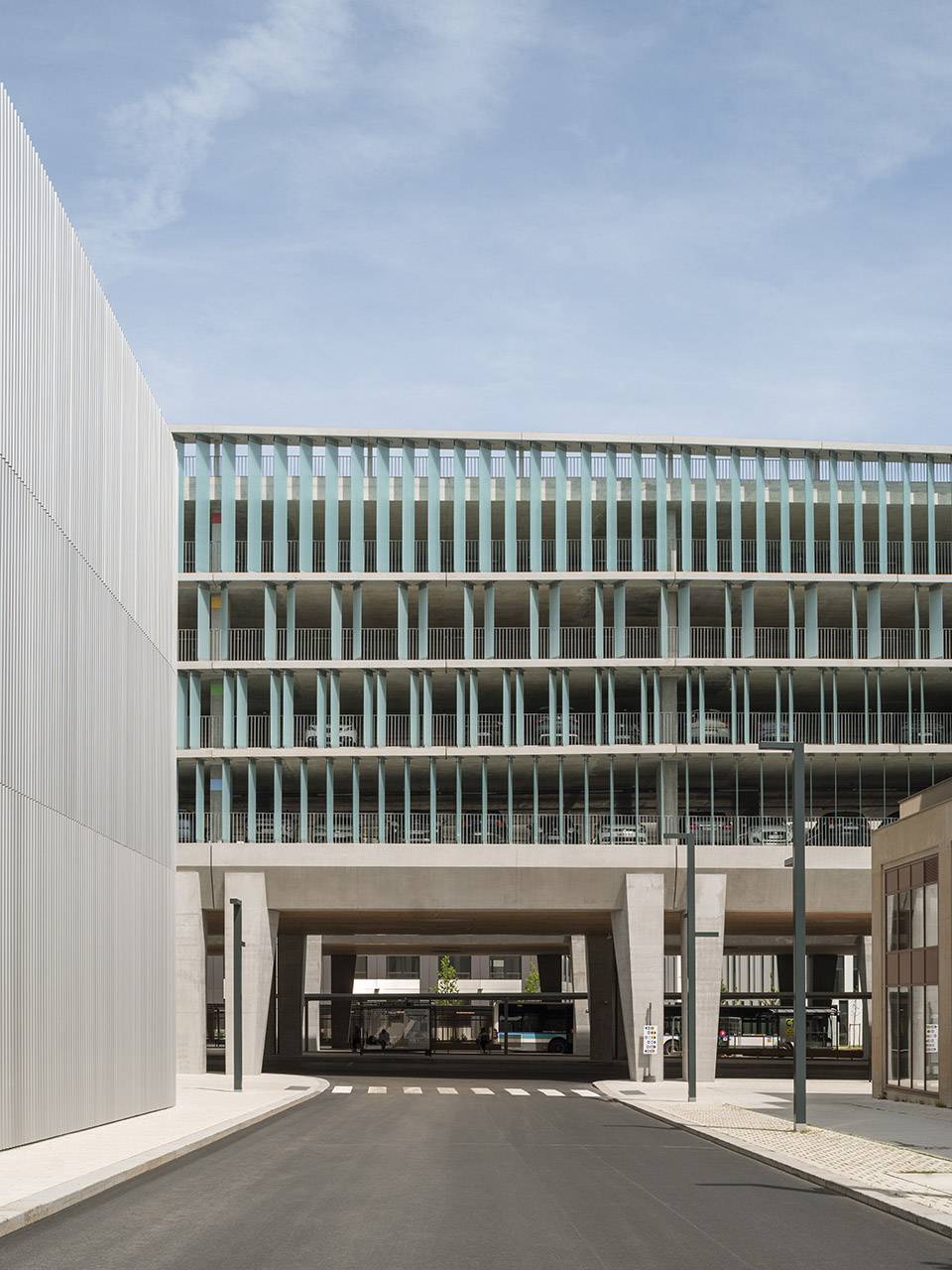 Park and ride and bus station by ateliers O-S architectes - 谷德设计网