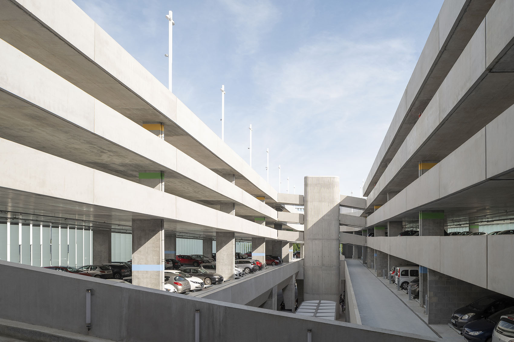 Park and ride and bus station by ateliers O-S architectes - 谷德设计网