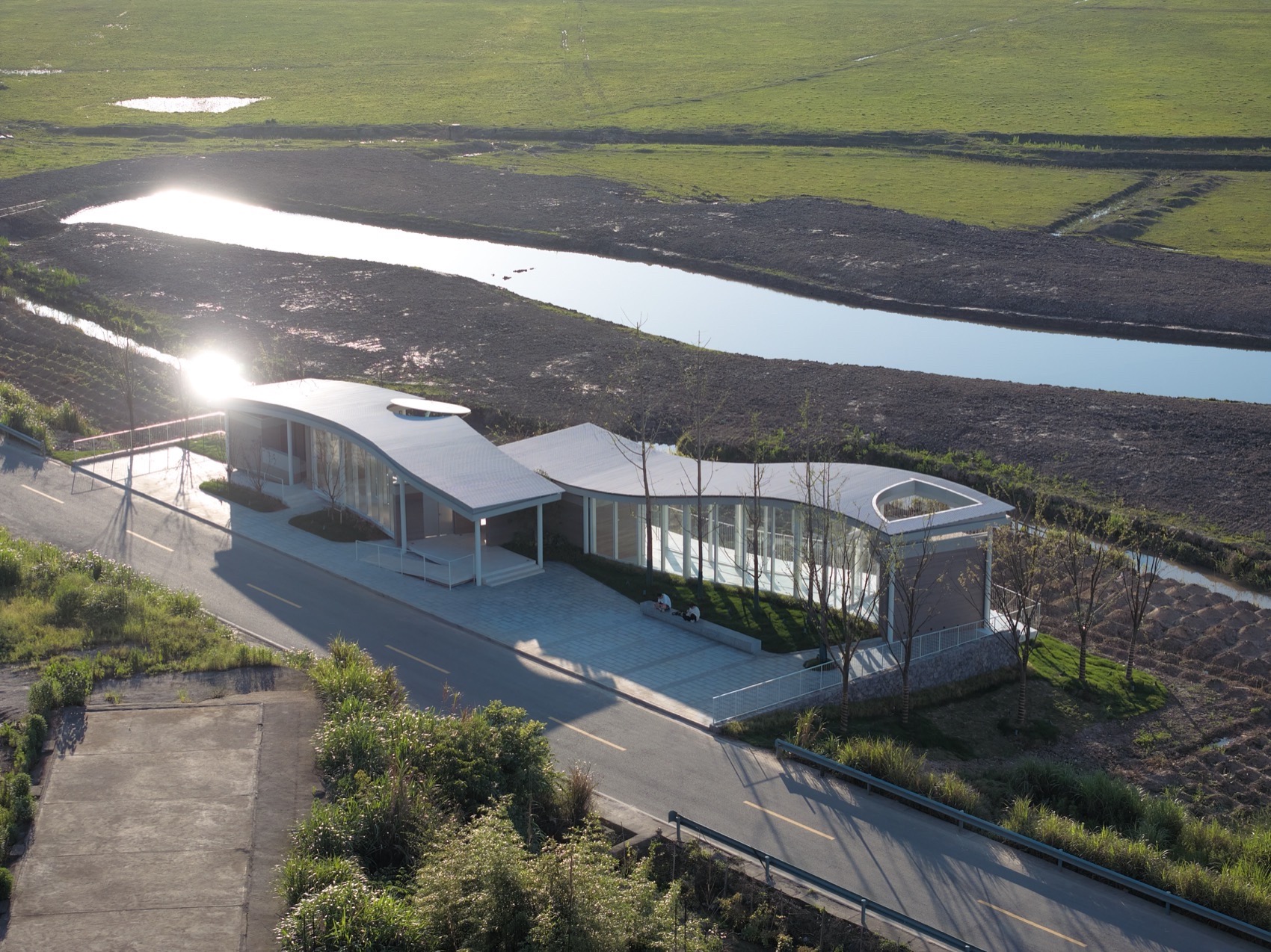 Dongdan Grassland “Sea Ruins” Station by Mur Mur Lab - 谷德设计网