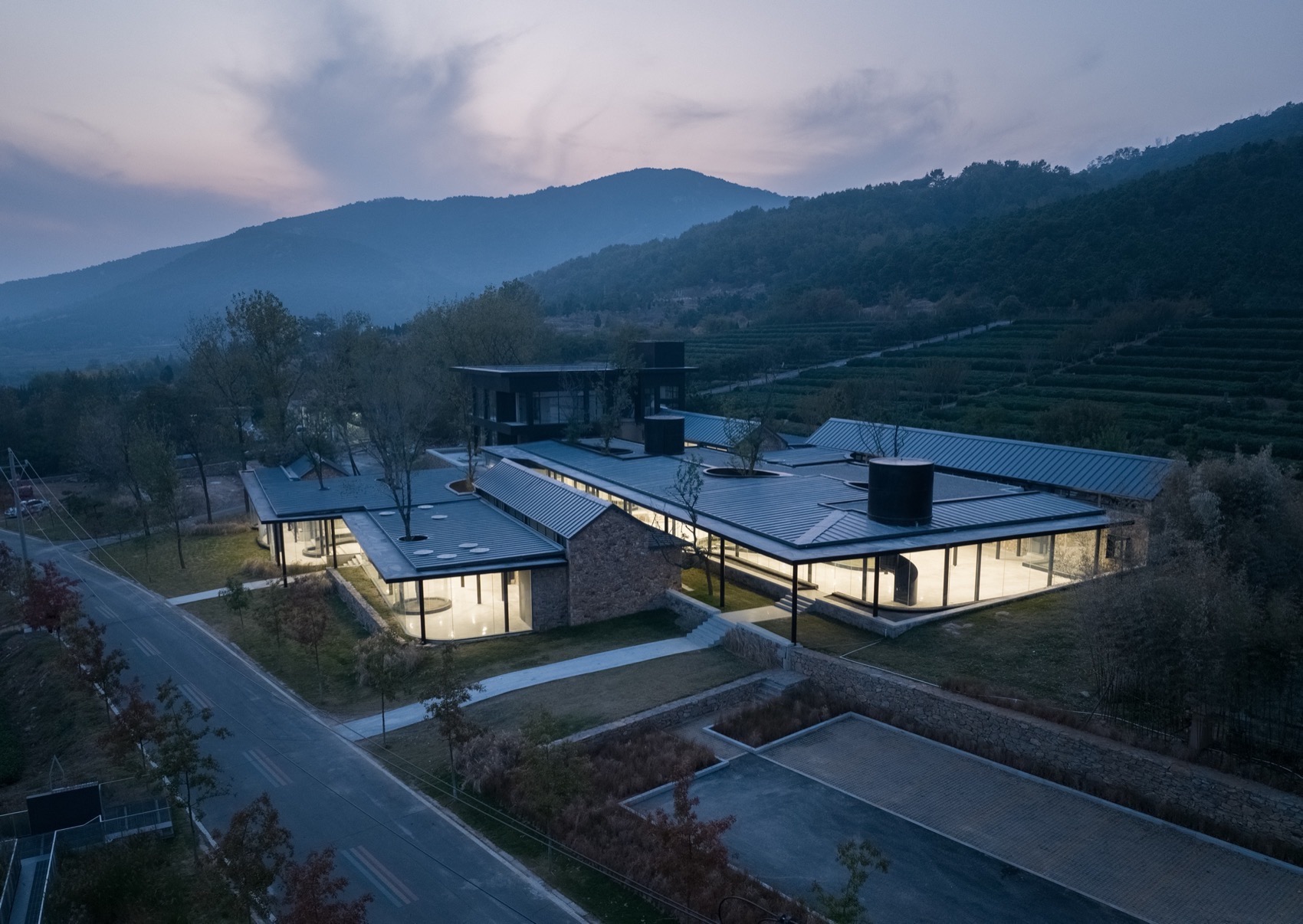 Chaoyuan Mount. village lobby by Kong Xiangwei Studio - 谷德设计网