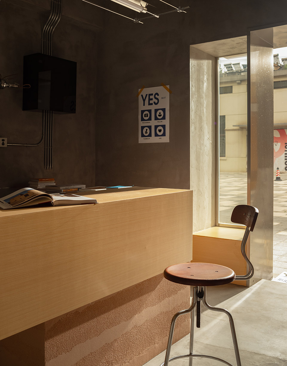 Mirror coffee Shop by Nanjing Ziquan Architectural Design Consultant Co ...