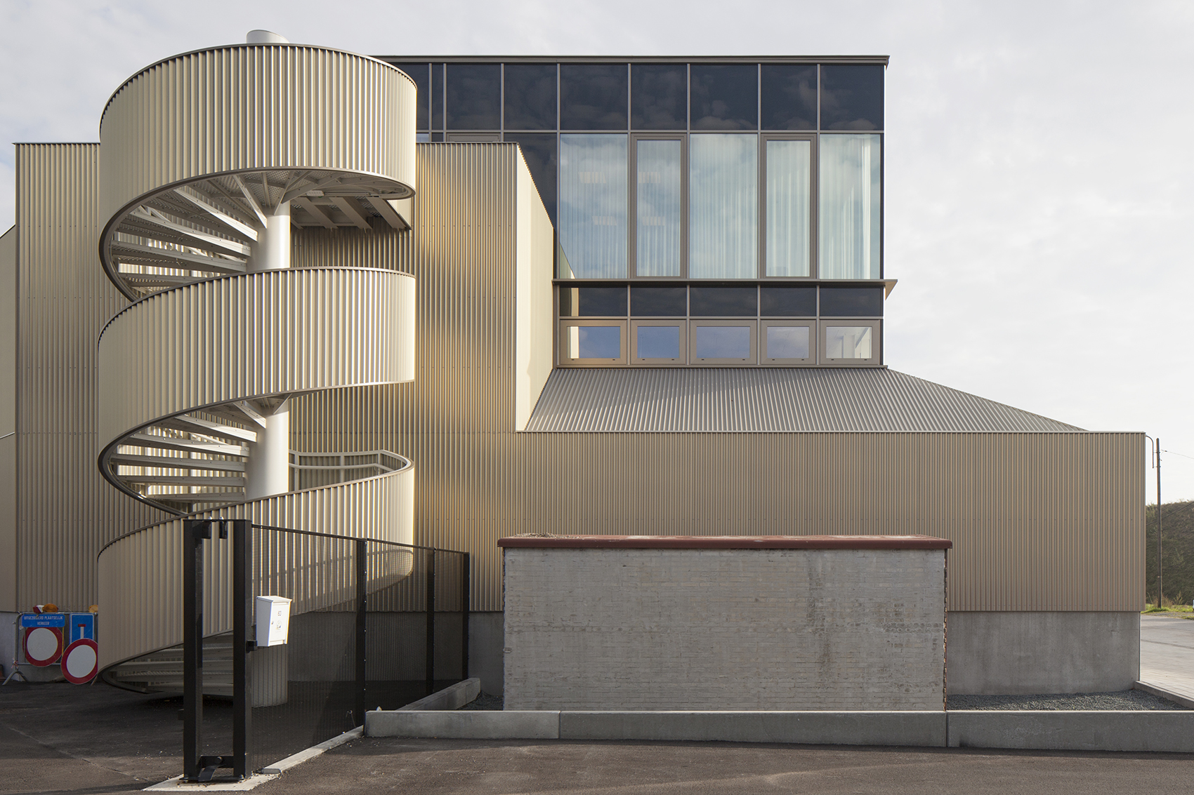 Machelen: workshop and office spaces by WE-S architects - 谷德设计网