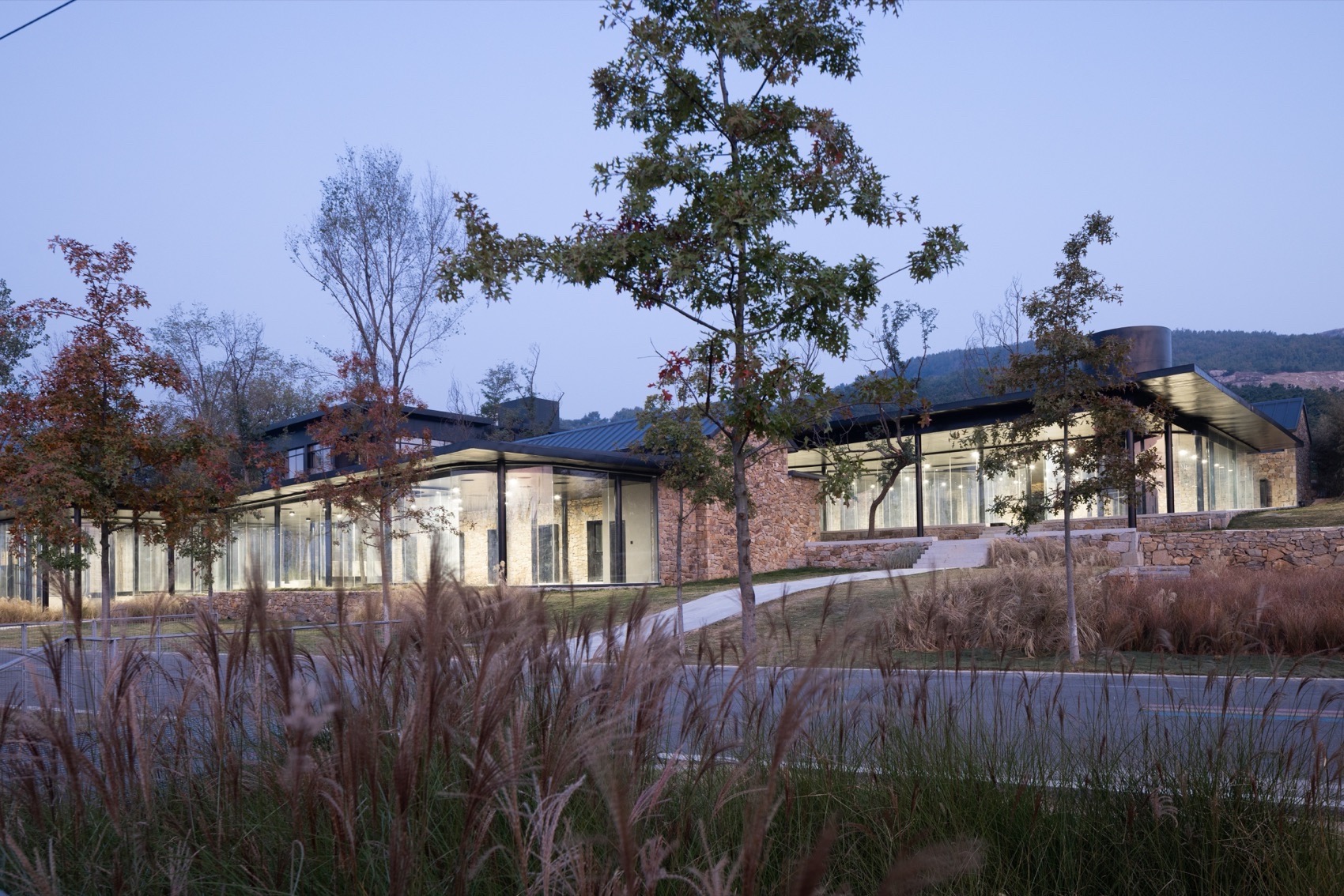 Chaoyuan Mount. village lobby by Kong Xiangwei Studio - 谷德设计网