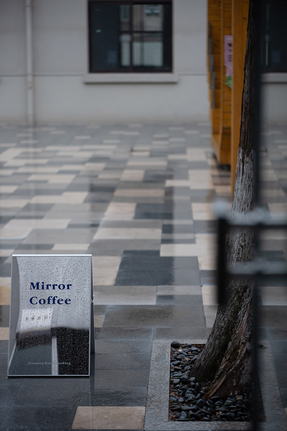 Mirror coffee Shop by Nanjing Ziquan Architectural Design Consultant Co ...