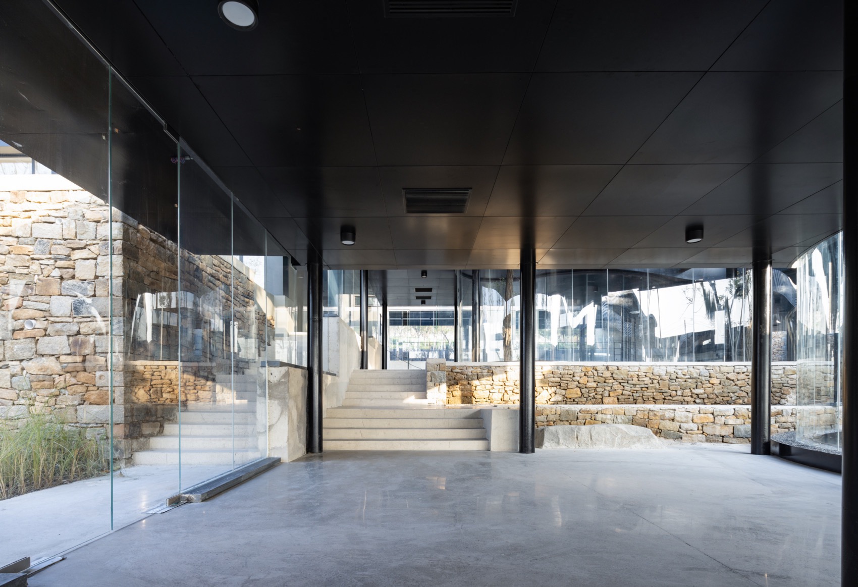 Chaoyuan Mount. village lobby by Kong Xiangwei Studio - 谷德设计网