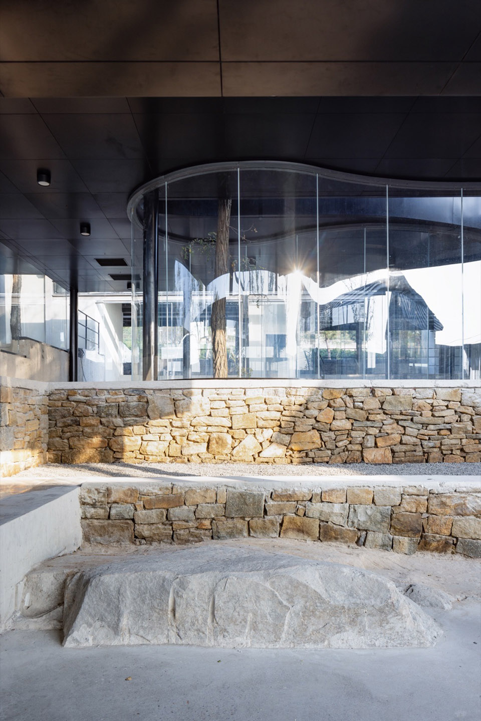 Chaoyuan Mount. village lobby by Kong Xiangwei Studio - 谷德设计网